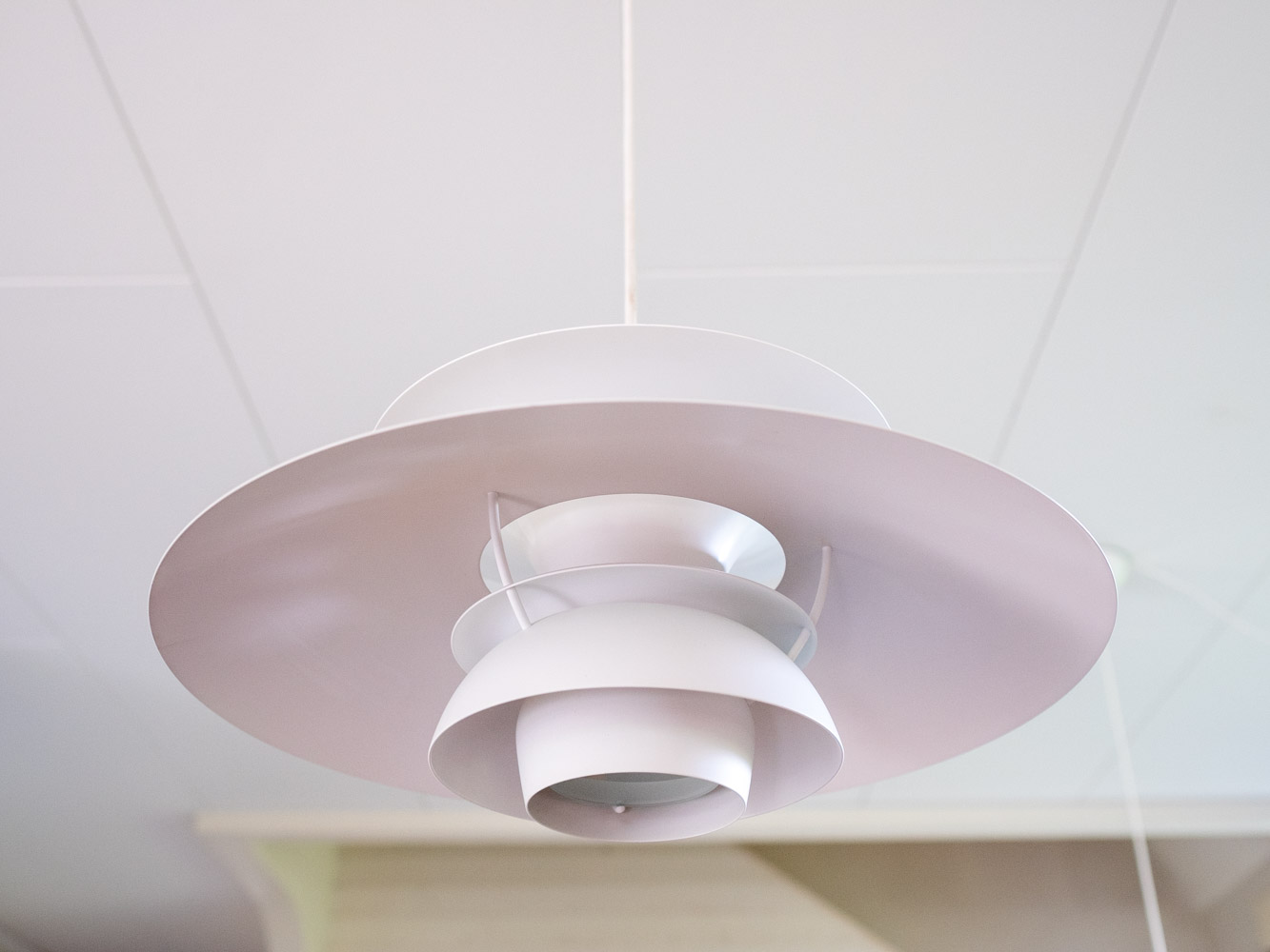 Louis Poulsen PH5 monochrome vit — Reprobruket